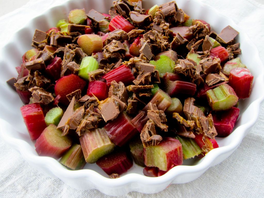 Rababarapie með kókos og karmellusúkkulaði – GulurRauðurGrænn&Salt