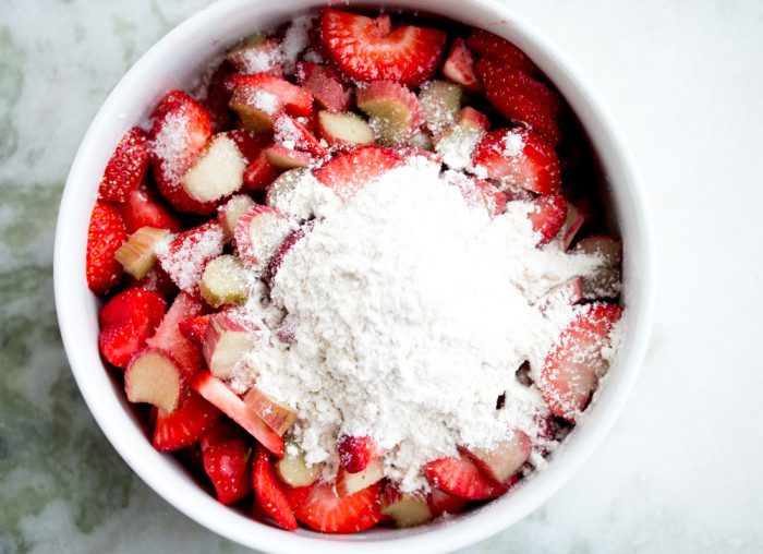 Rababara- og jarðaberjakaka - GulurRauðurGrænn&Salt