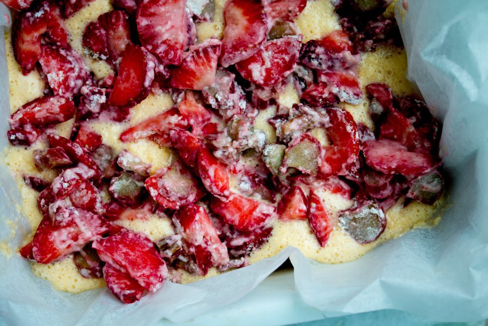 Rababara- og jarðaberjakaka – GulurRauðurGrænn&Salt