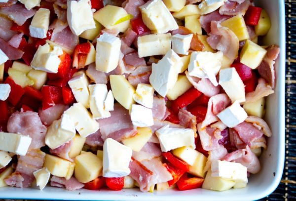 Fiskréttur með eplum, beikoni og bræddum camembertosti ...