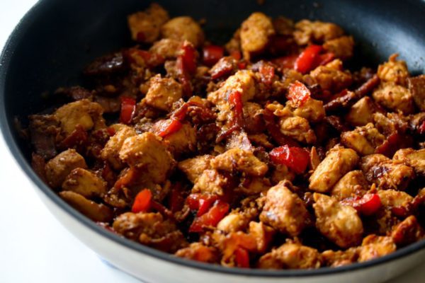 Spicy kjúklingaréttur með stökku beikoni – GulurRauðurGrænn&Salt