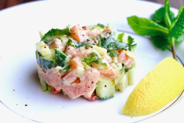 Laxatartar með eplum og ferskum kryddjurtum – GulurRauðurGrænn&Salt