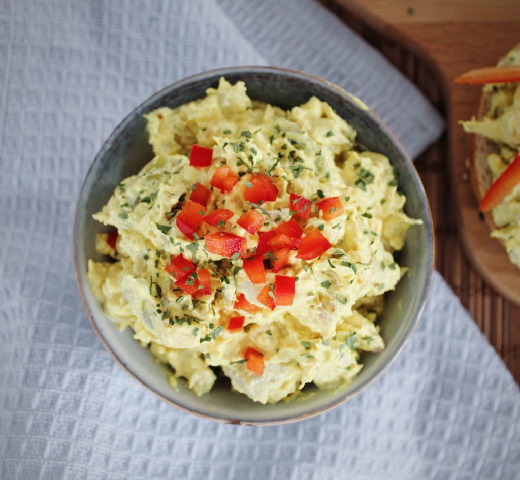 Kjúklinga- brauðsalat með fetaosti, vínberjum og karrý ...