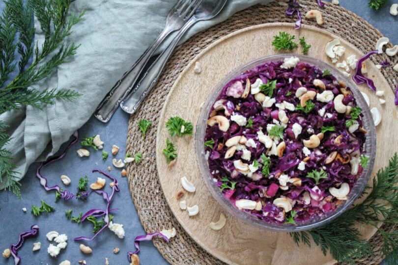 Heitt rauðkálssalat með fetaosti, eplum og ristuðum kasjúhnetum ...