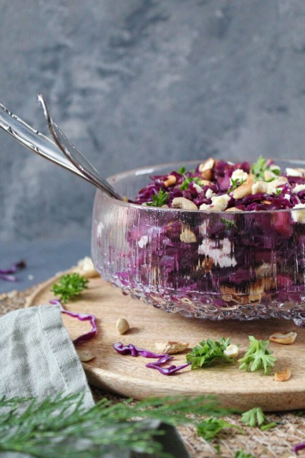 Heitt rauðkálssalat með fetaosti, eplum og ristuðum kasjúhnetum ...