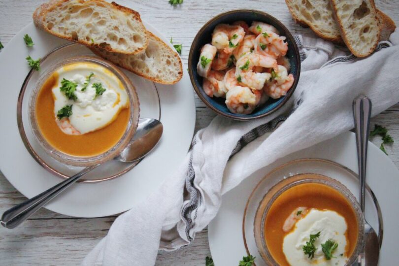 Hátíðleg humarsúpa með þeyttum rjóma og hvítlauksristuðum risarækjum ...